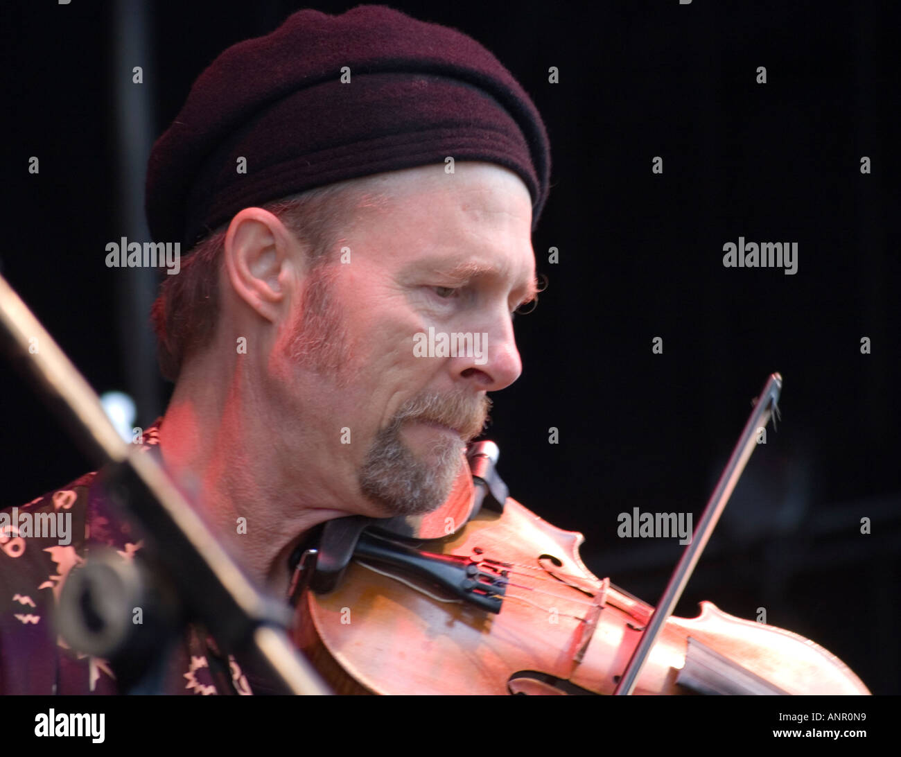 Playing violin fiddle player hi-res stock photography and images - Alamy