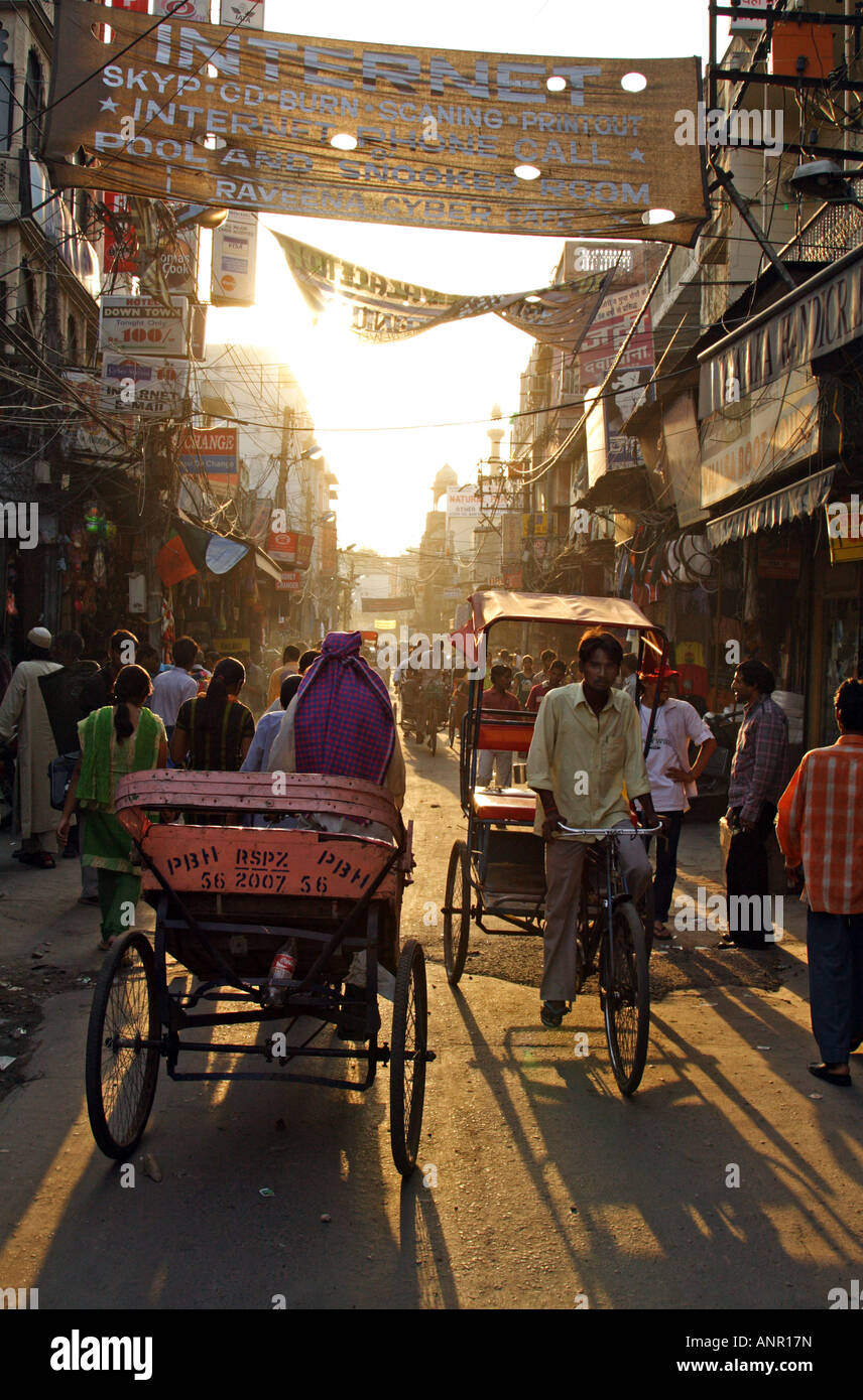 Street scene with Rikshas on Main Bazar Road in New Delhi, India Stock ...