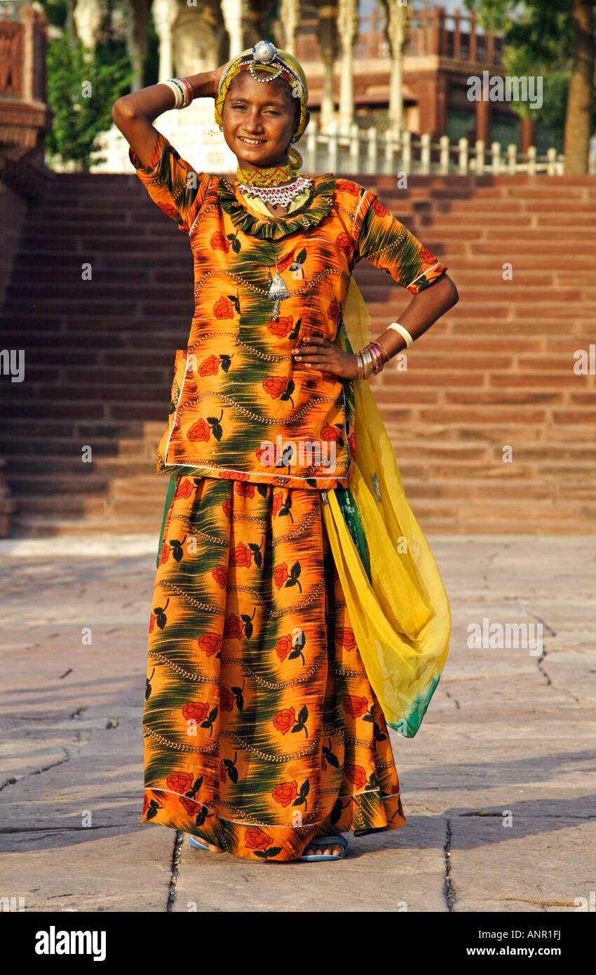 Indian girl in sari dancing Stock Photo - Alamy