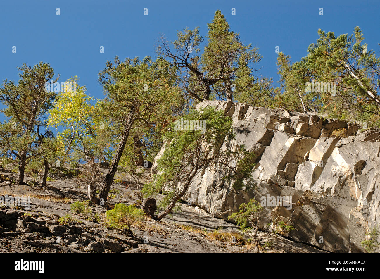 Overhanging rock outcrop hi-res stock photography and images - Alamy