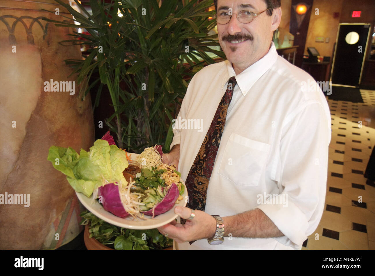 Cheesecake factory employees hi-res stock photography and images - Alamy