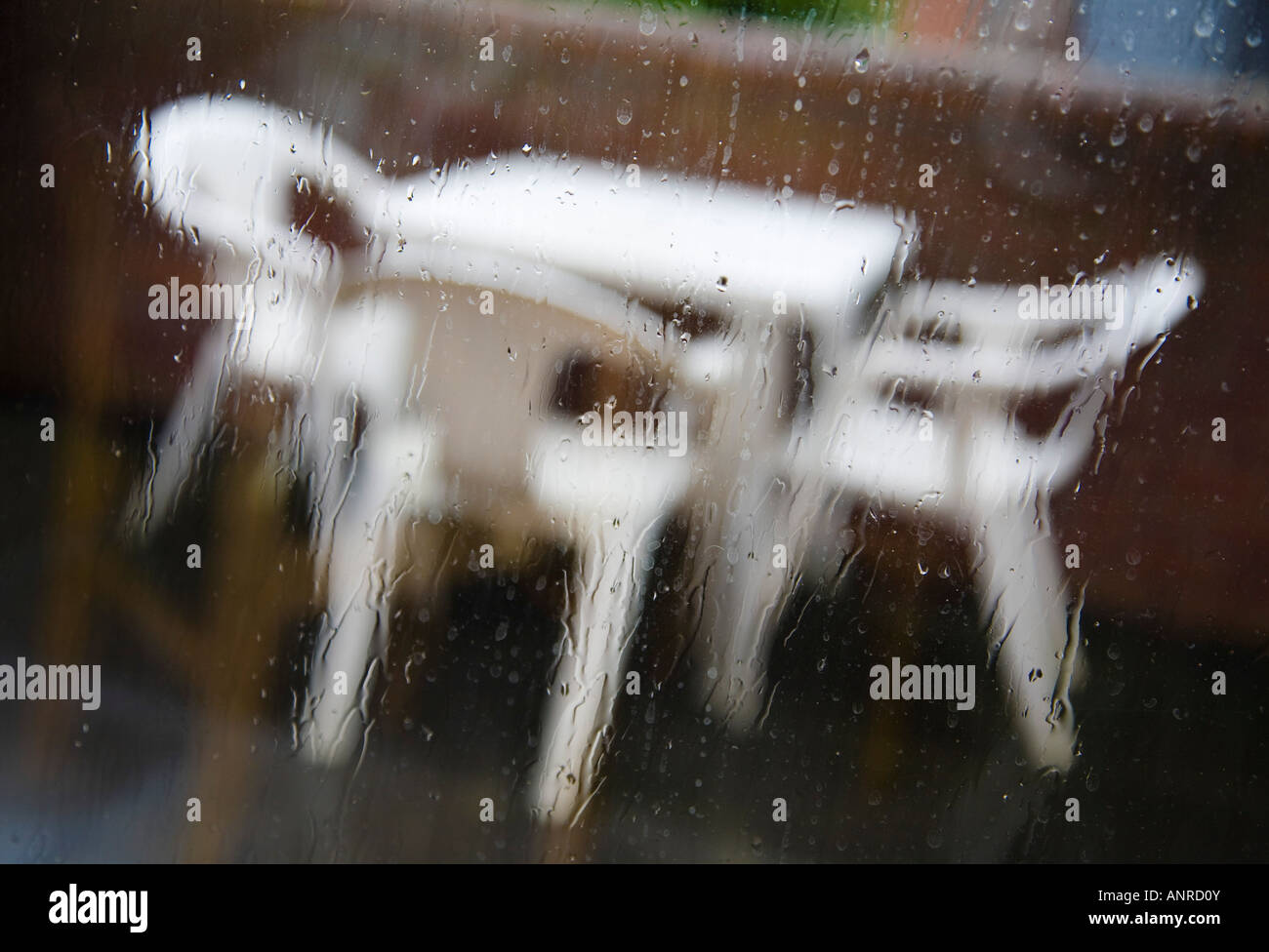 Rain through window hi-res stock photography and images - Alamy