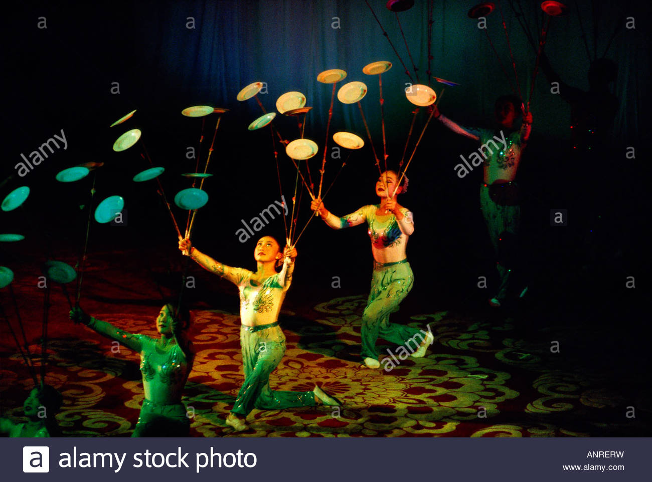 Stage Balancing Plates Stock Photos & Stage Balancing Plates Stock ...