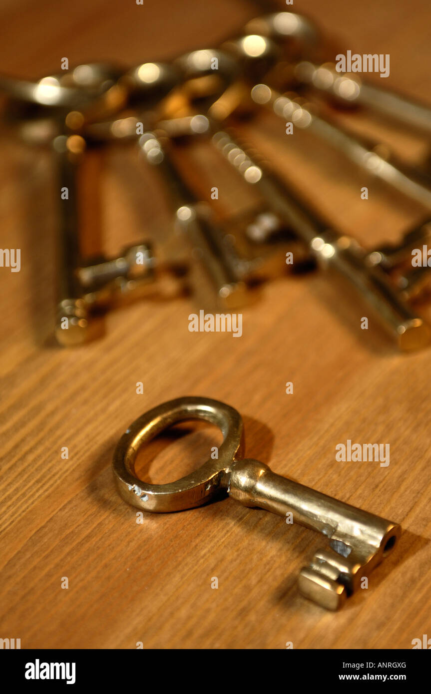 Bunch old brass skeleton keys hi-res stock photography and images - Alamy