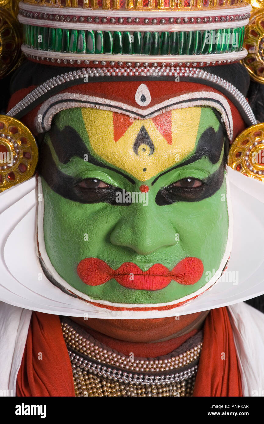 Portrait of a Kathakali dance performer Stock Photo - Alamy