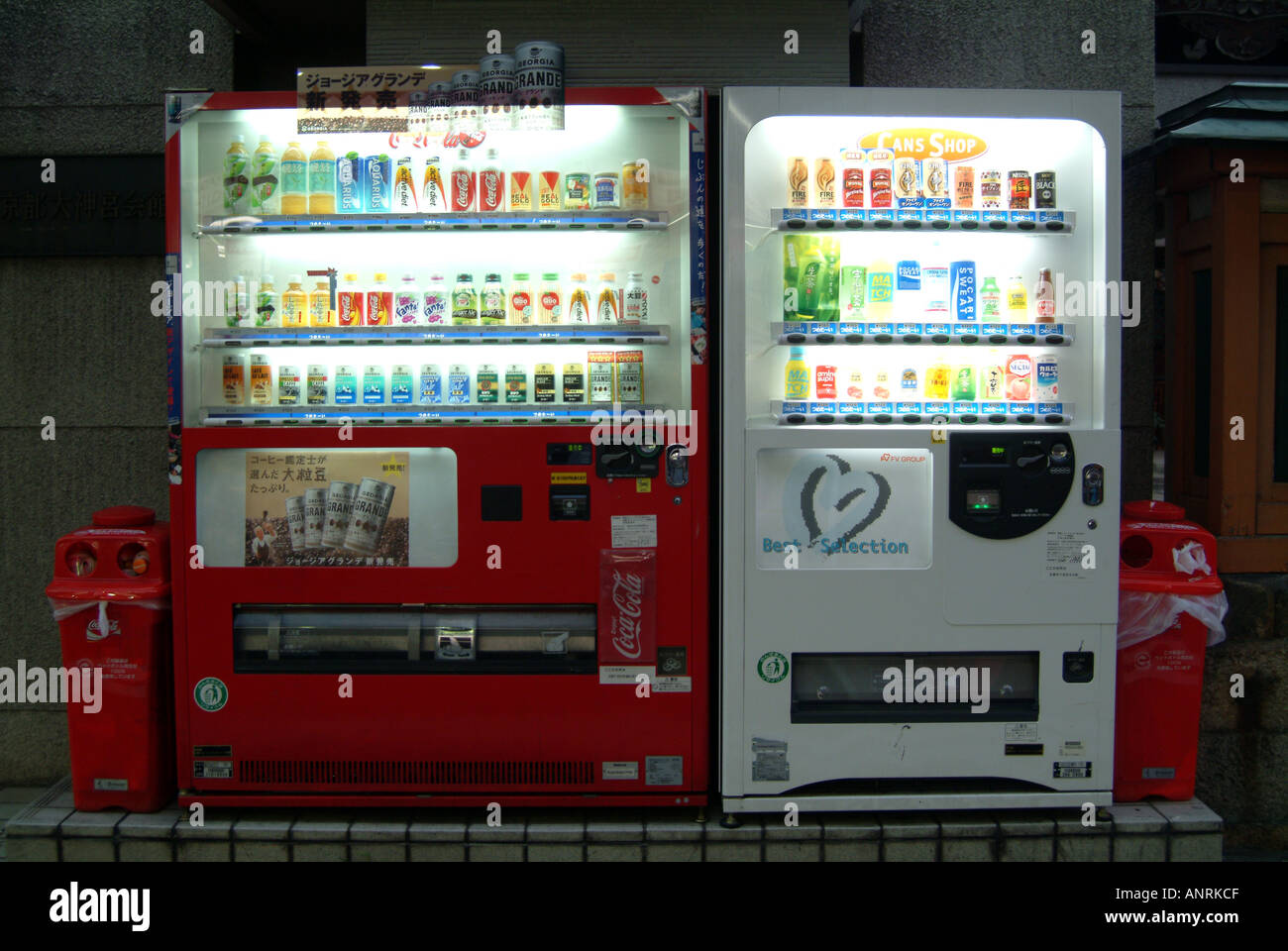Vending machine Kyoto Japan Stock Photo - Alamy
