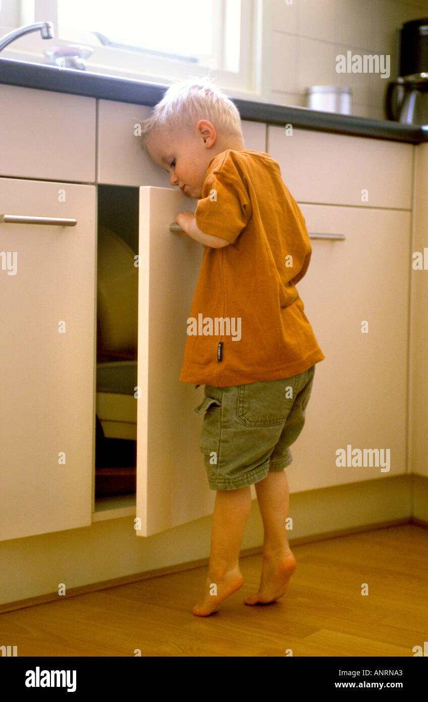 Child danger kitchen hi-res stock photography and images - Alamy