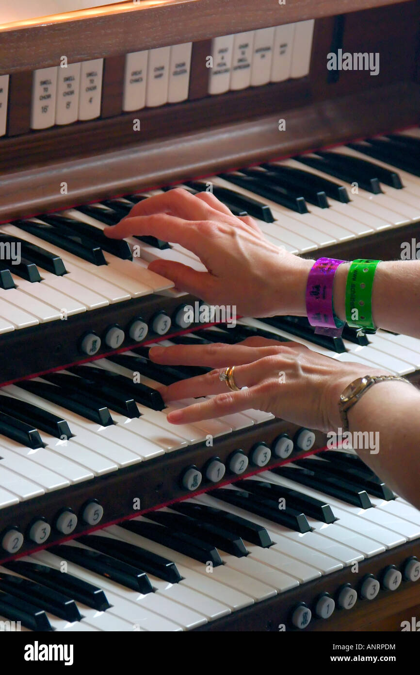 Church organ playing hi-res stock photography and images - Alamy