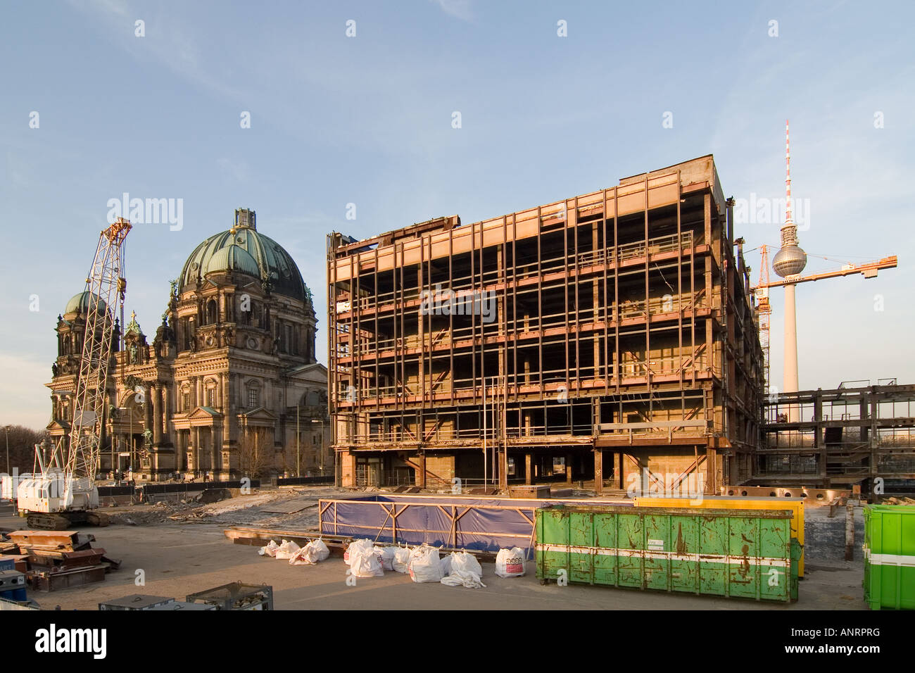 Demolition of the palace of the republic hi-res stock photography and ...