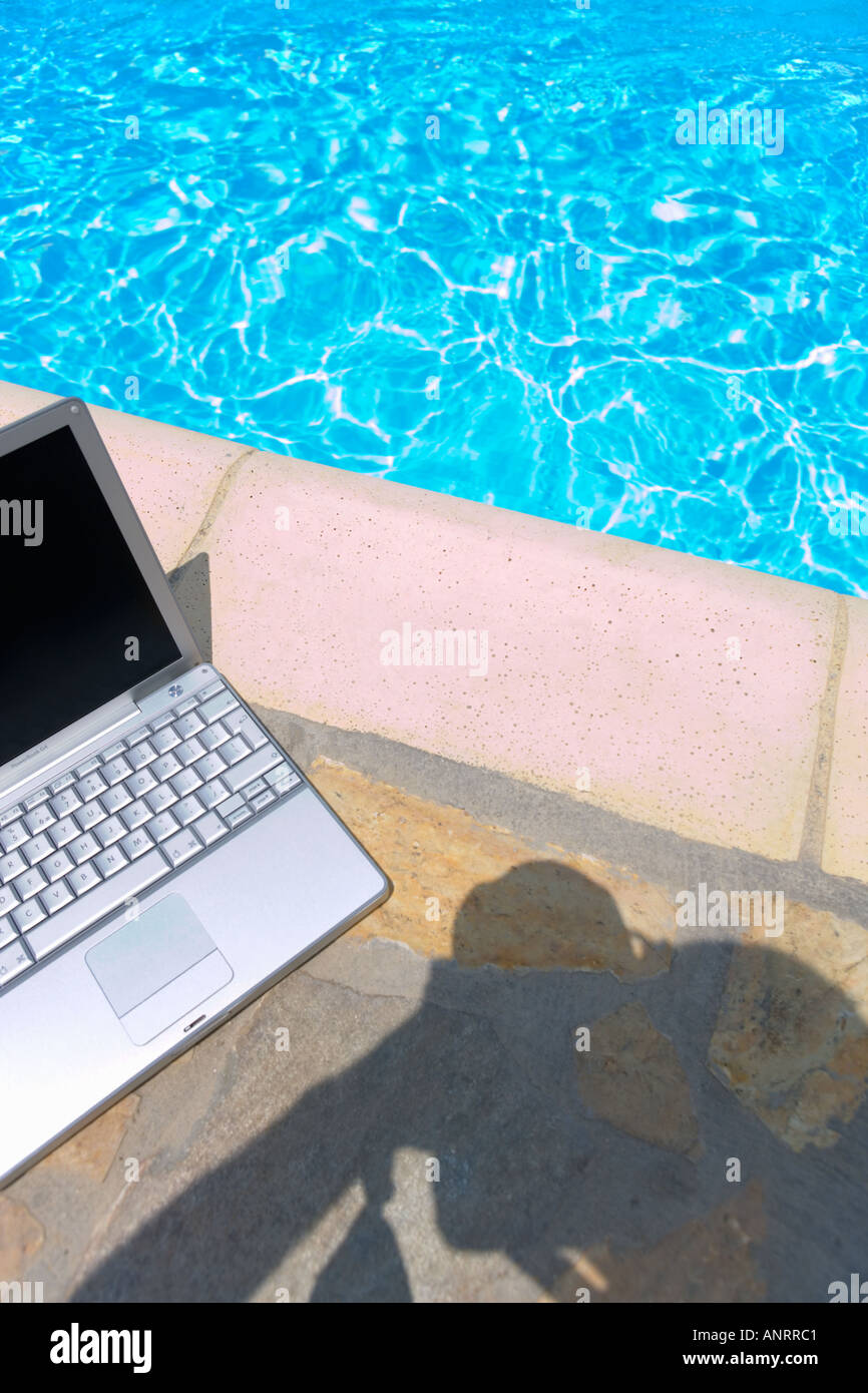 PHOTOGRAPHER WORKING DIGITALLY BESIDE SWIMMING POOL Stock Photo - Alamy
