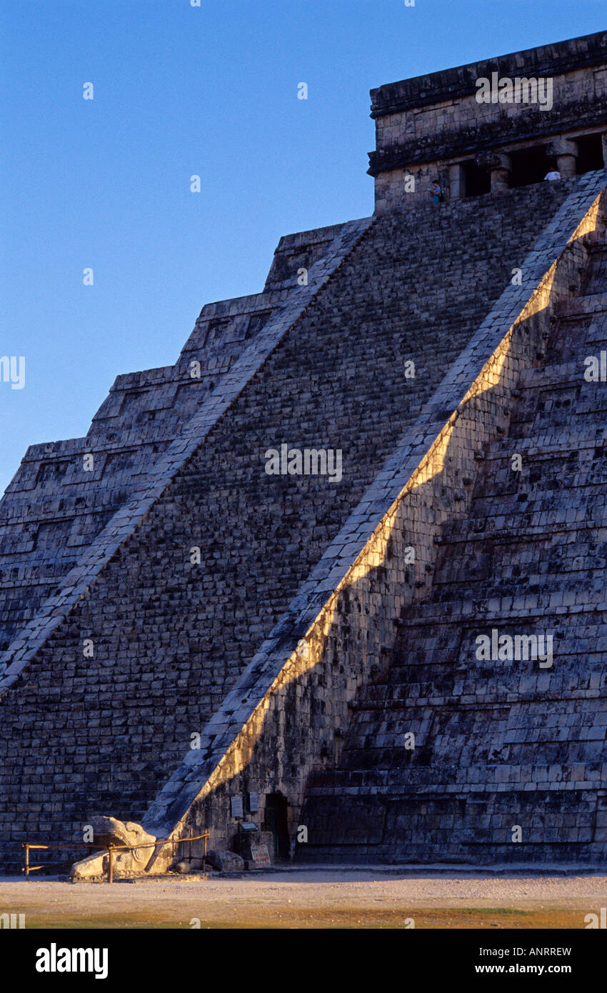 Pyramid of kukulcan castle hi-res stock photography and images - Alamy