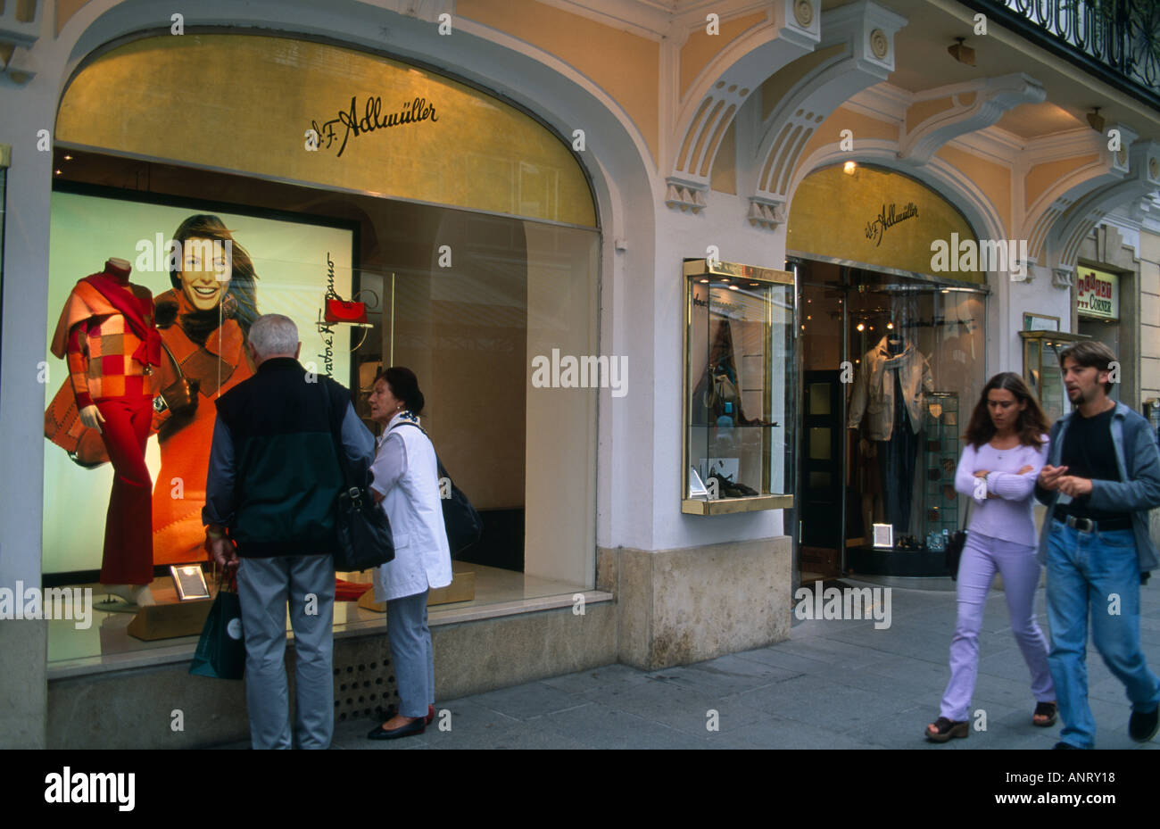 Shopping precint hi-res stock photography and images - Alamy