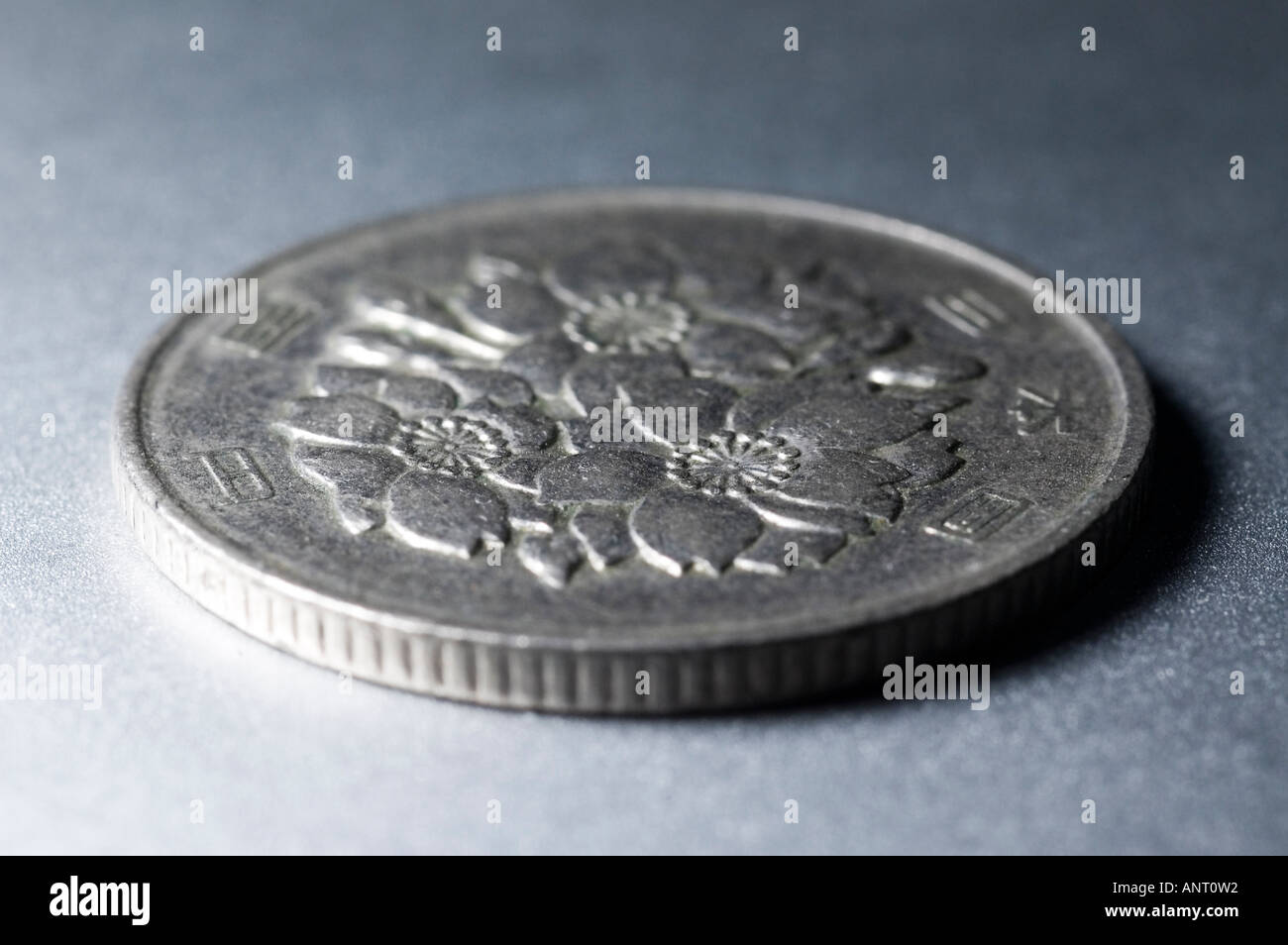 Stock photo of a Japanese 100 Yen coin Stock Photo - Alamy