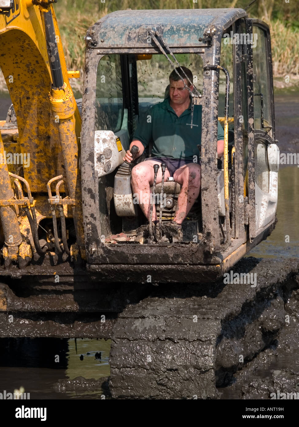 jcb mechanical digger [cab and driver] Stock Photo - Alamy