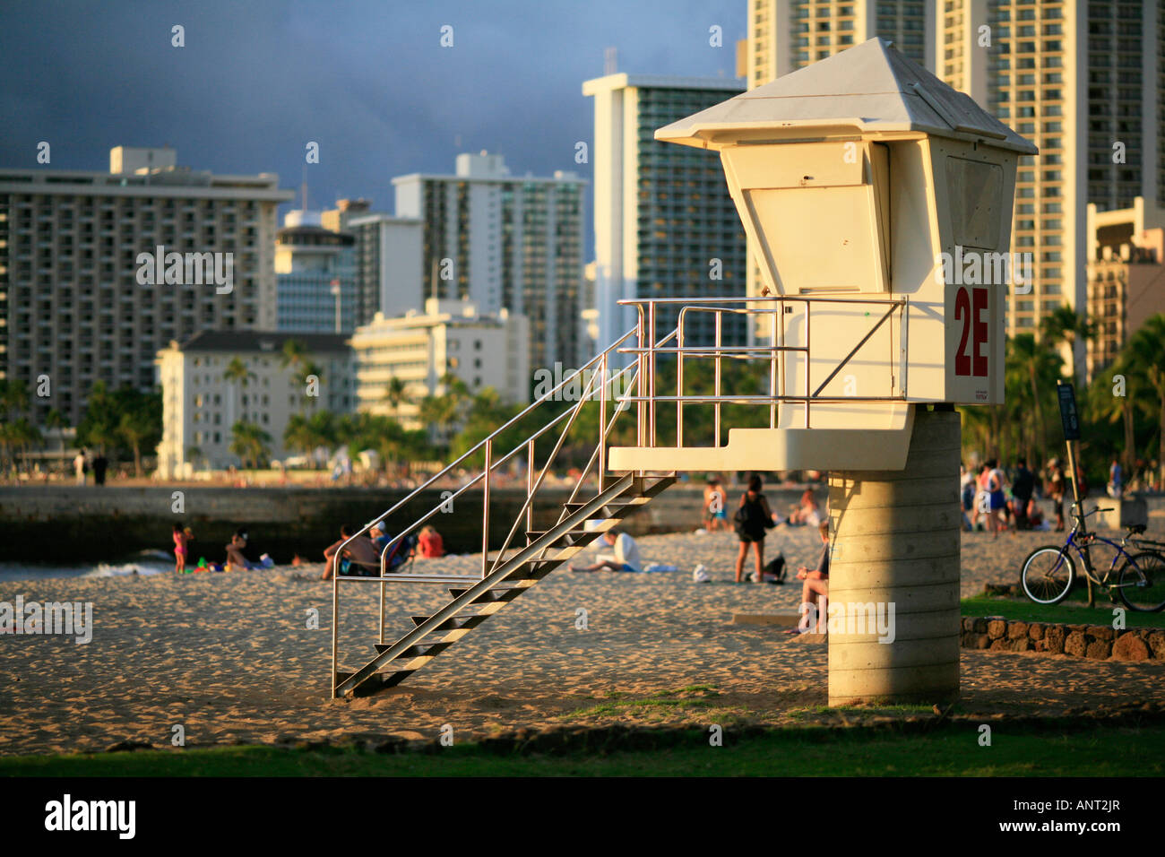 Lifeguard station and hotels on Waikiki Beach Honolulu Hawaii Stock ...