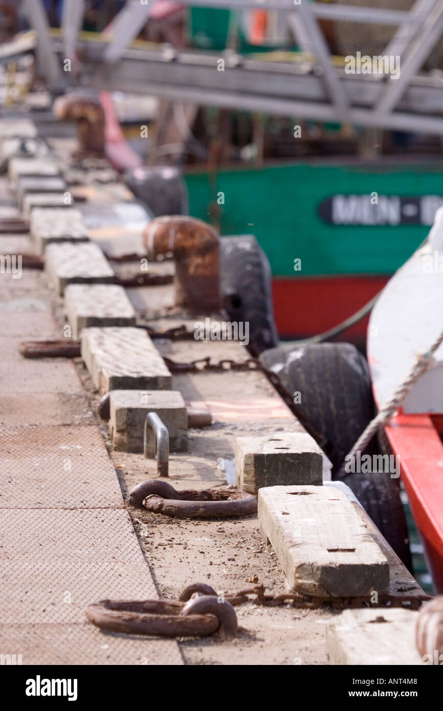 Mooring post anchor chain hi-res stock photography and images - Alamy