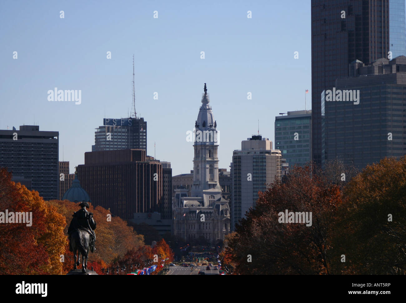 Philadelphia city hall and skyline with Benjamin Franklin Parkway from ...