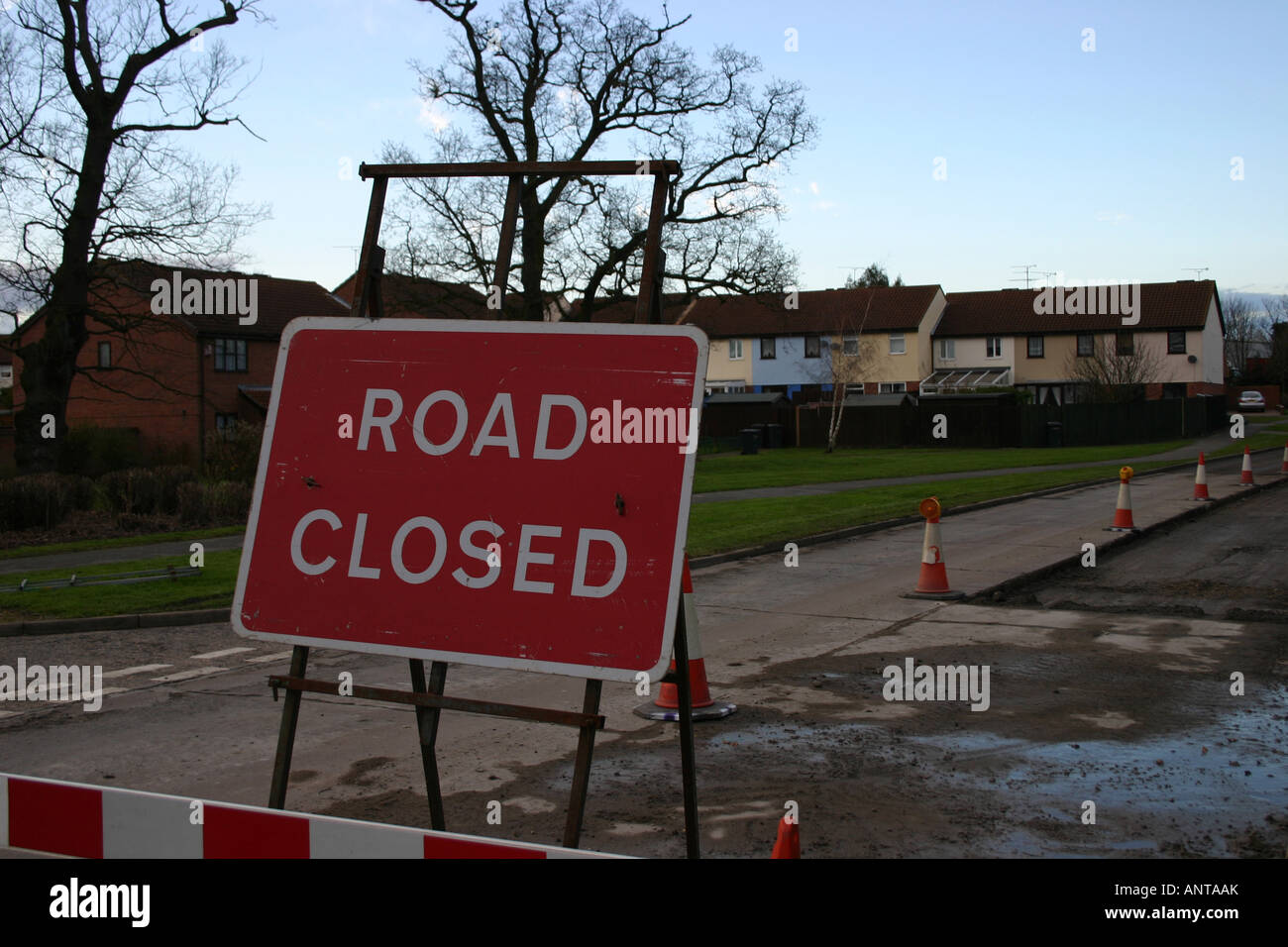 Road Closed sign by roadworks Stock Photo - Alamy