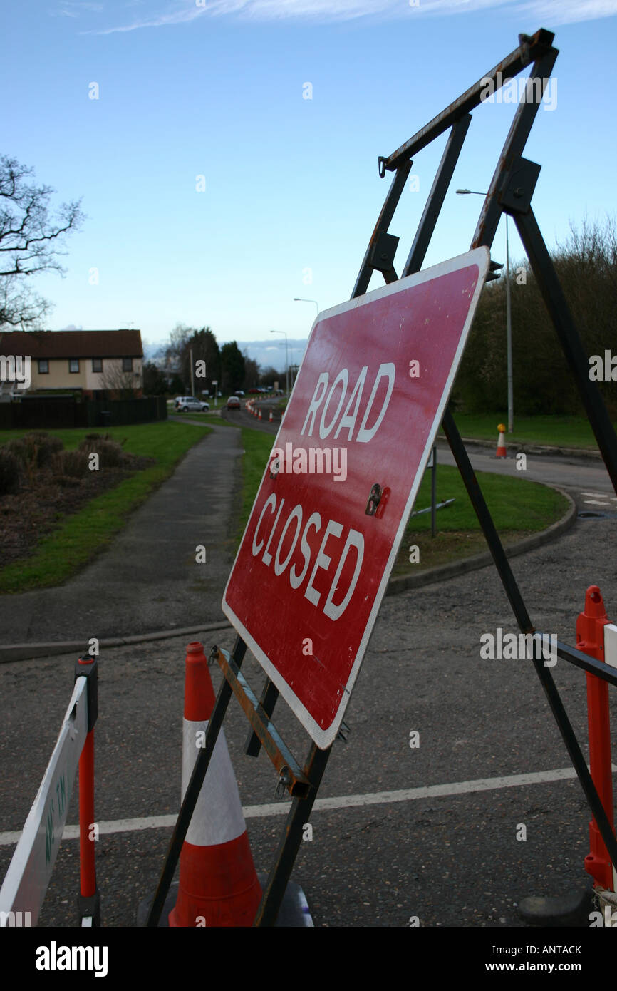 Road closed sign by roadworks Stock Photo - Alamy