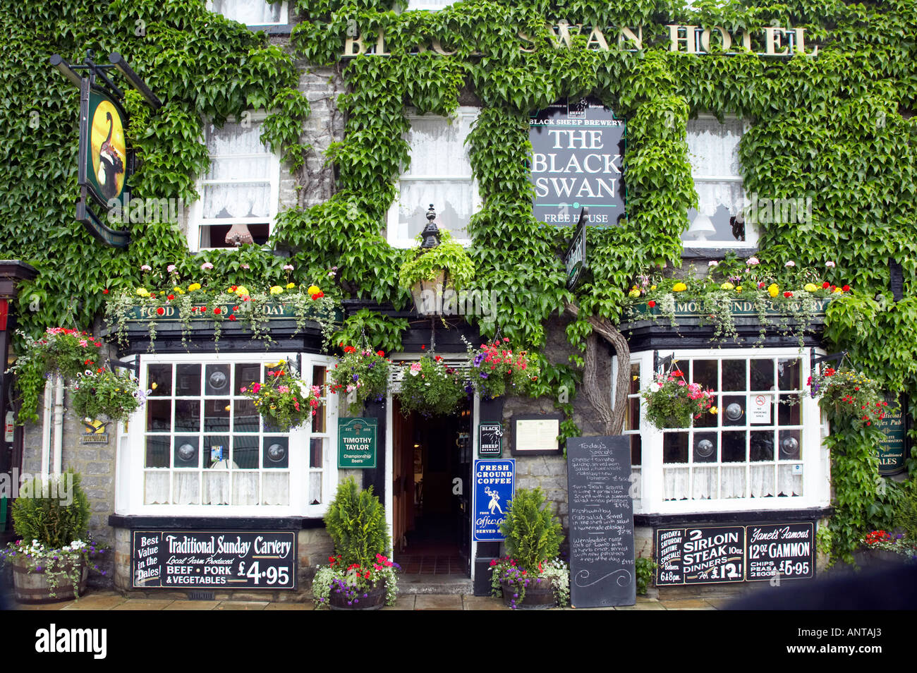 Leyburn market place hi-res stock photography and images - Alamy