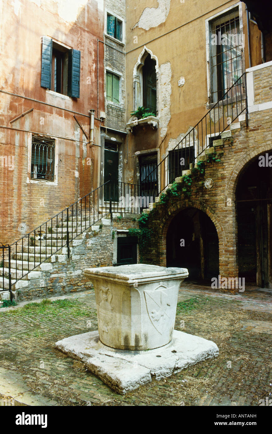 Venetian well venice wells hi-res stock photography and images - Alamy