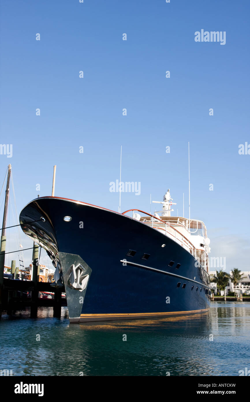 blue hull luxury motor yacht tied to dock Stock Photo - Alamy