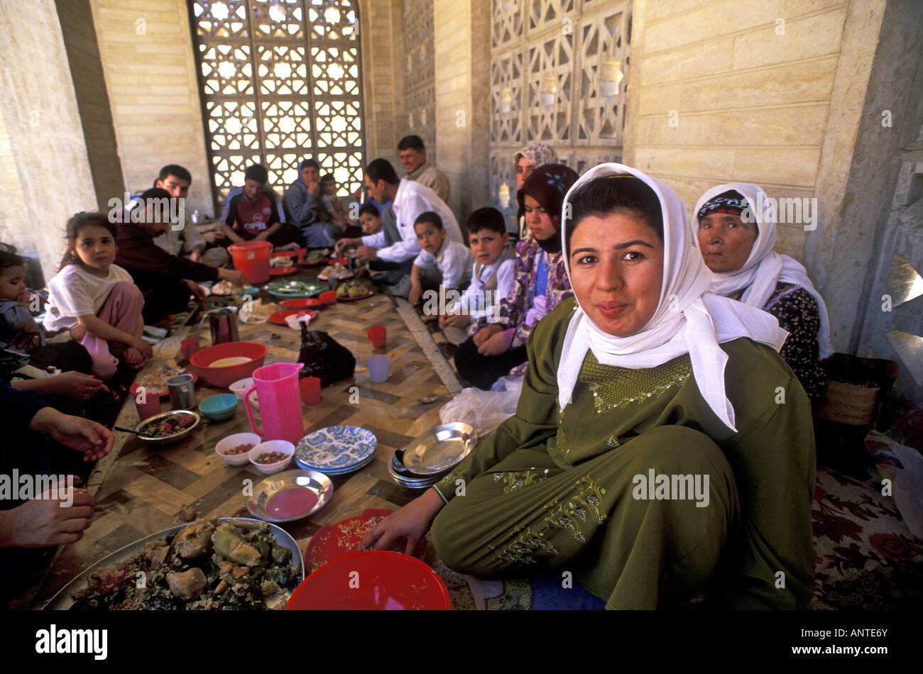 Iraq woman eating hi-res stock photography and images - Alamy