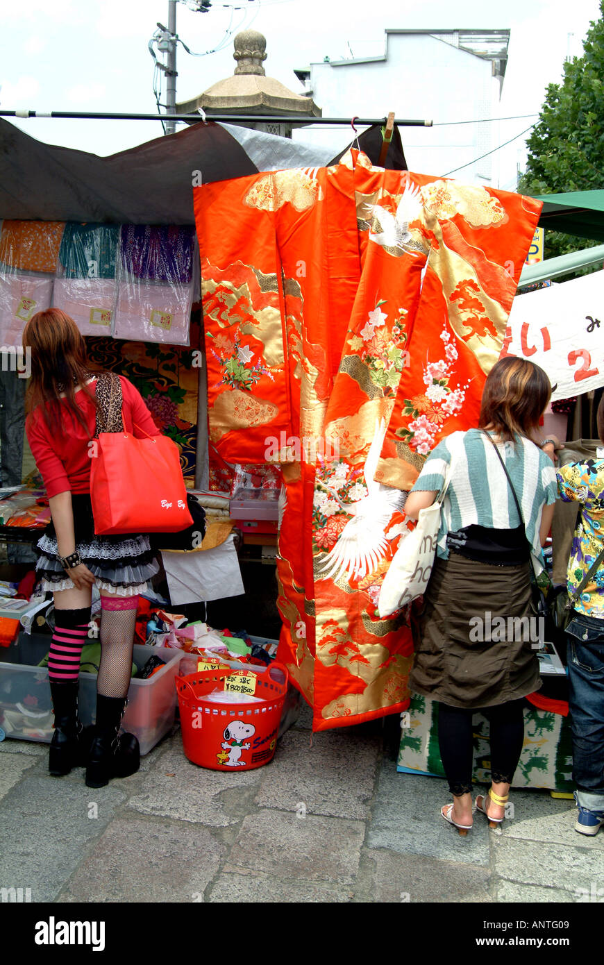 Toji temple market hi-res stock photography and images - Alamy