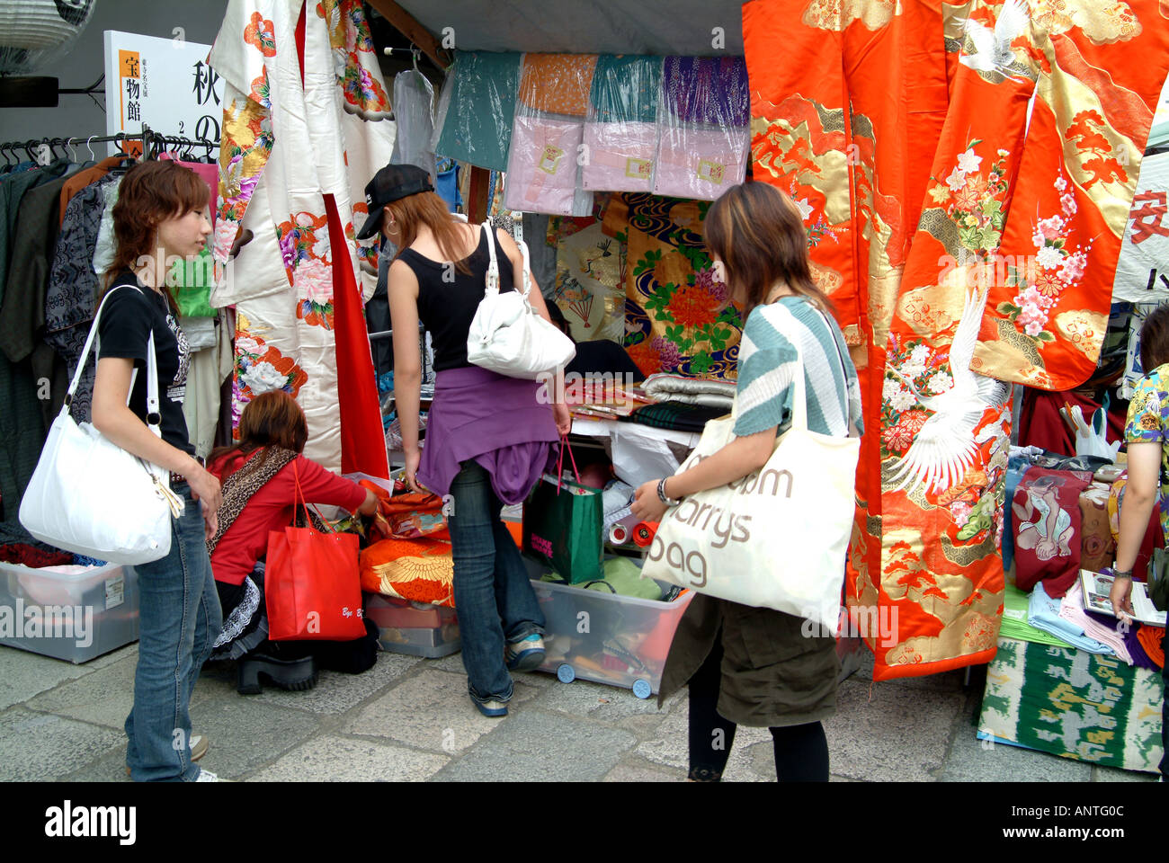 Toji temple market hi-res stock photography and images - Alamy