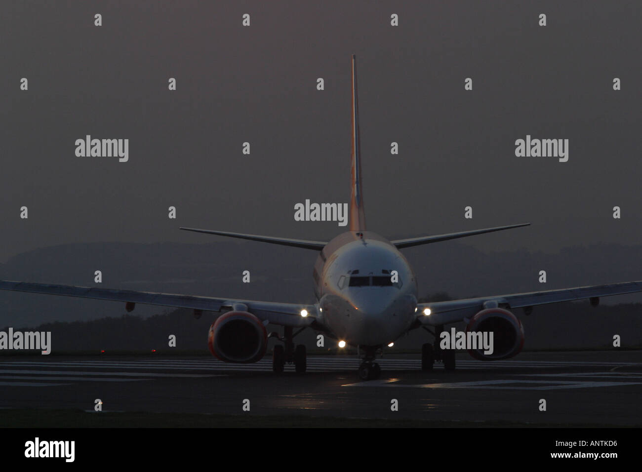 Night time airliner aircraft flights at airport Stock Photo - Alamy
