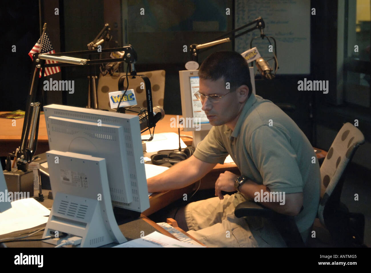 Radio presenter hi-res stock photography and images - Alamy