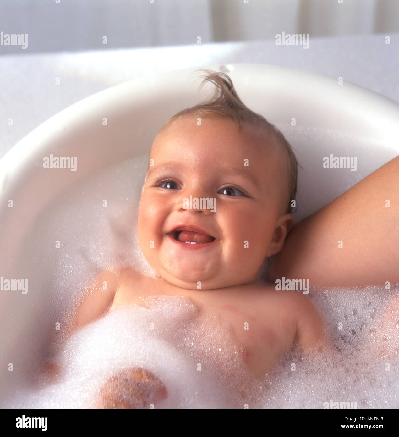Baby in the bath hi-res stock photography and images - Alamy