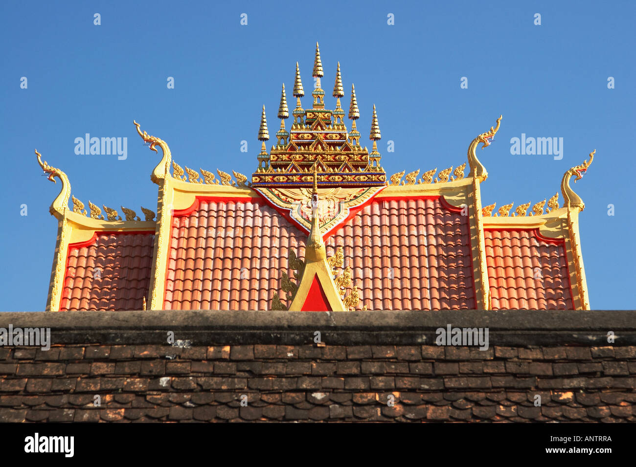 Colourful Roof Of Temple Stock Photo - Alamy