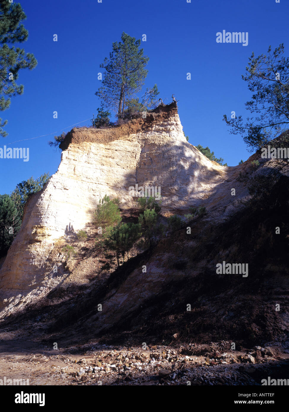 View of cliff-face in Colorado, Luberon Southern France, vertical shape ...