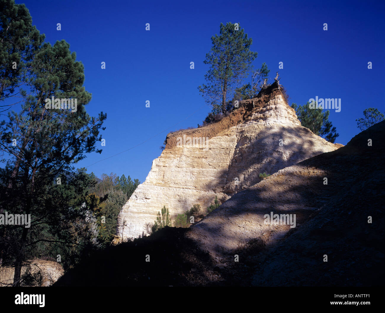View of cliff-face in Colorado, Luberon Southern France, landscape ...