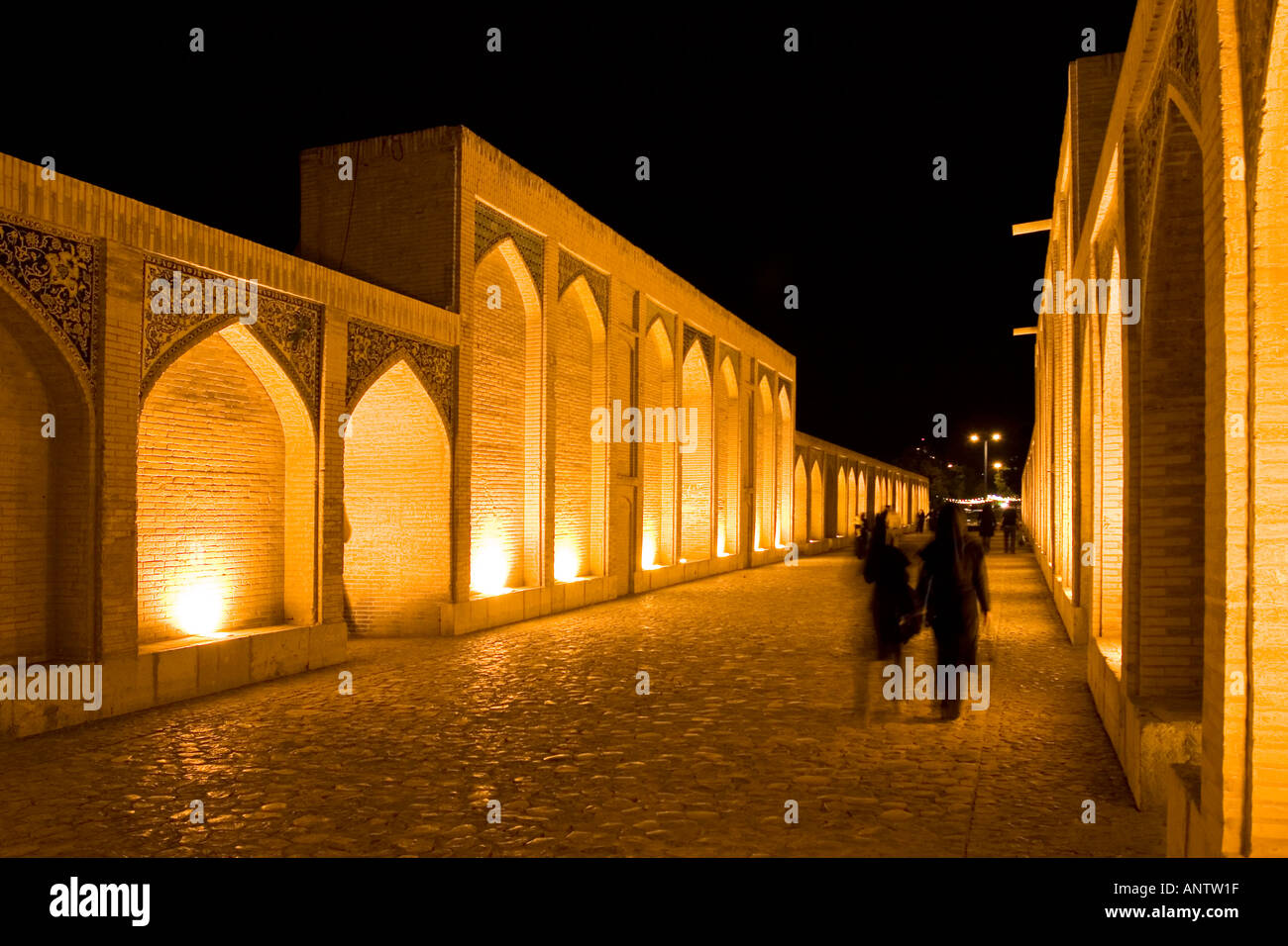 People relaxing by Khajou bridge and river Esfahan Iran Stock Photo - Alamy