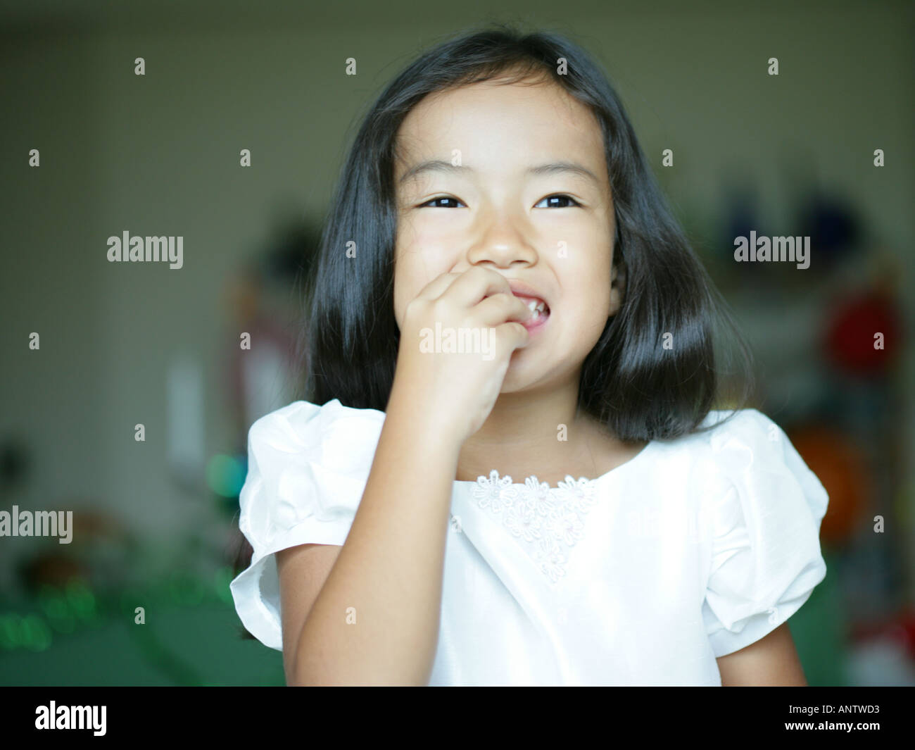 Close up of a girl putting food in her mouth Stock Photo - Alamy