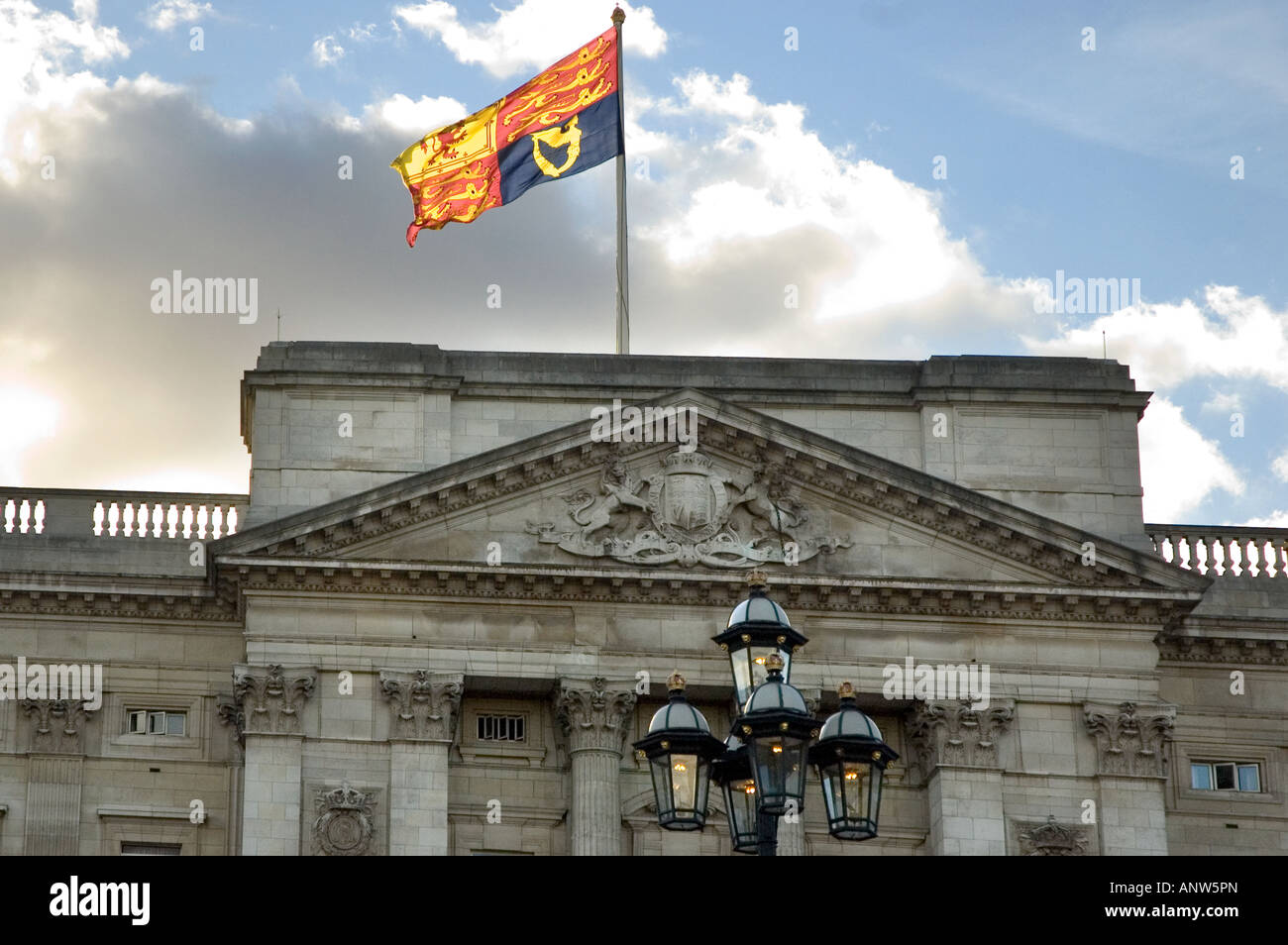 Buckingham Palace flag London Stock Photo - Alamy