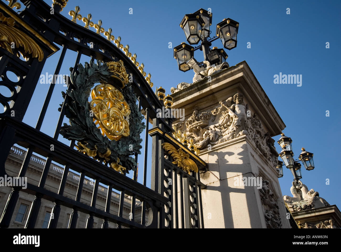 Buckingham Palace gate London Stock Photo - Alamy