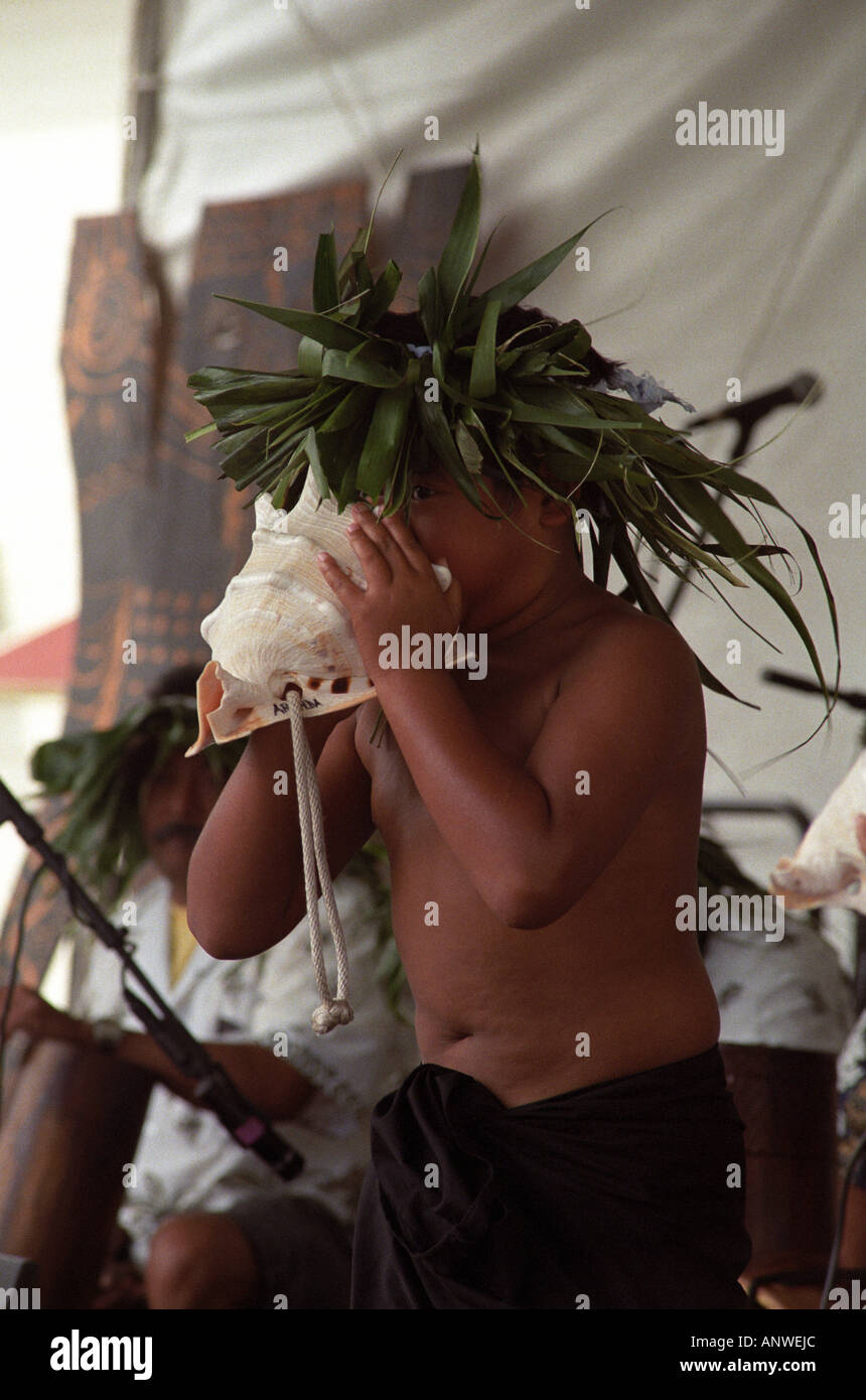 Child with conch shell hi-res stock photography and images - Alamy
