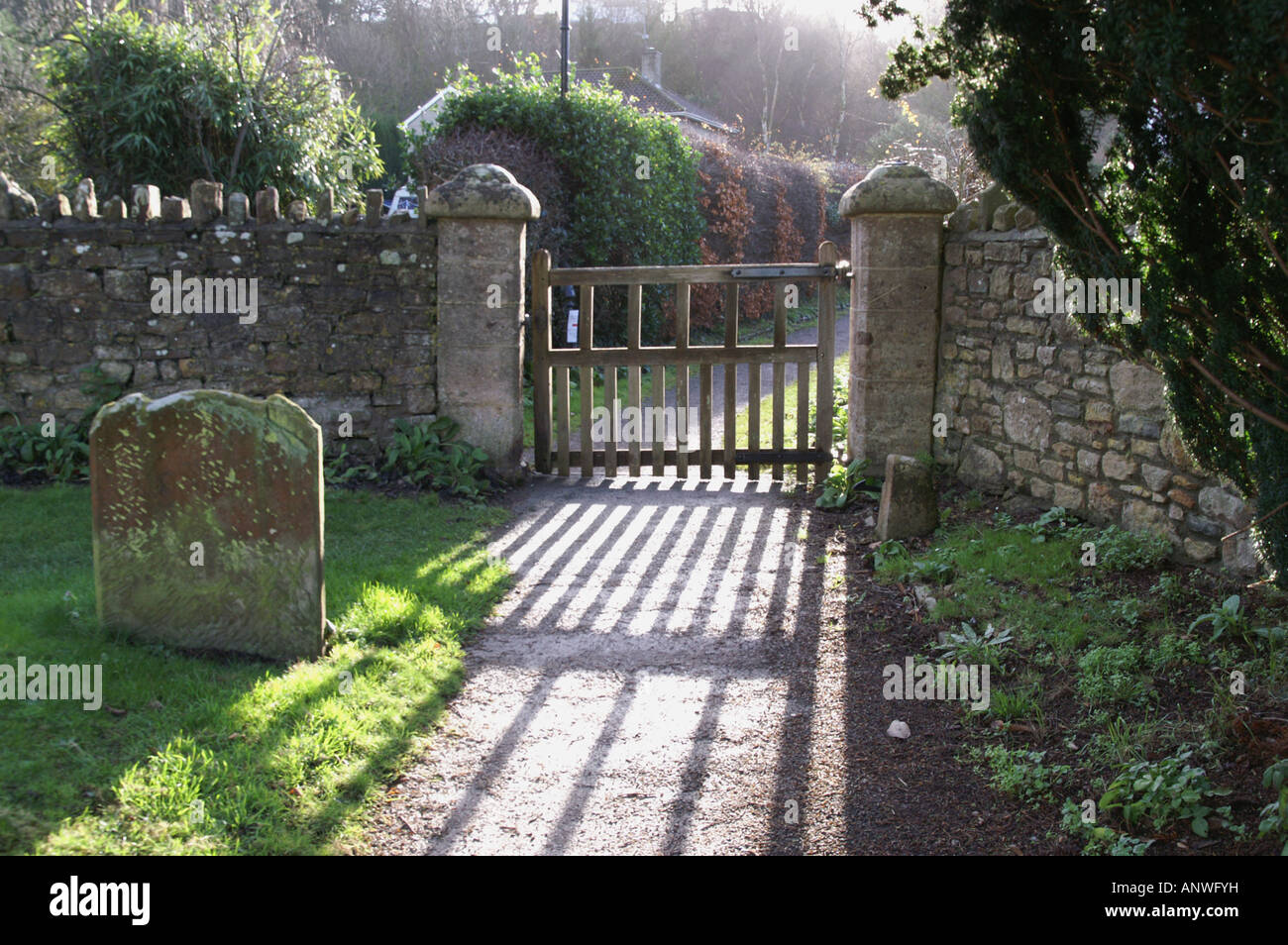 English country church yard hi-res stock photography and images - Alamy