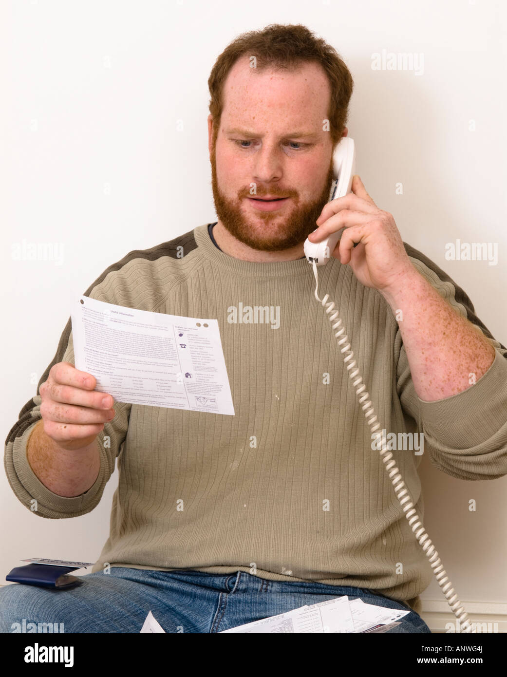 Bank balance on phone hi-res stock photography and images - Alamy