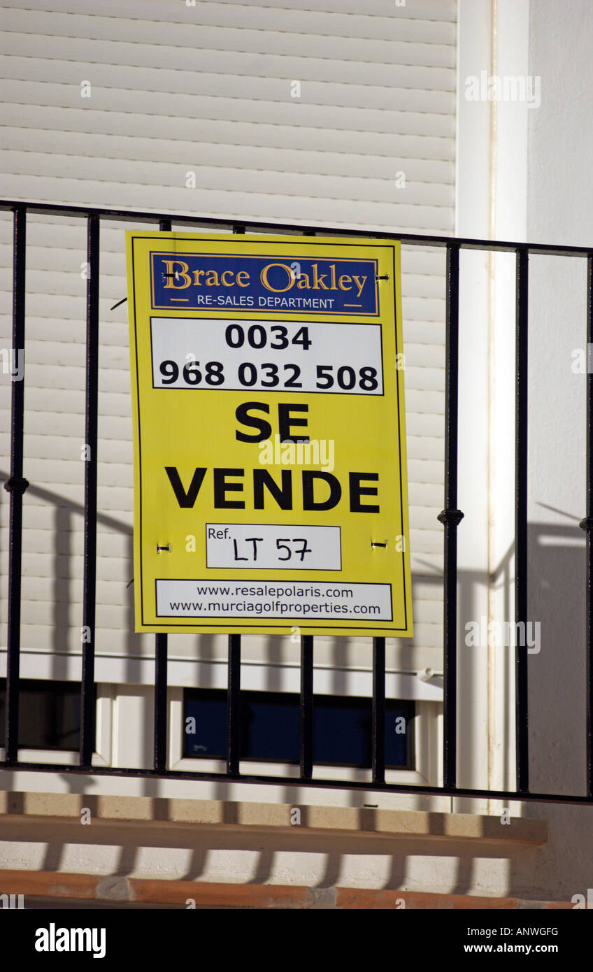 Se Vende, For Sale sign on the balcony of a Spanish property Stock ...