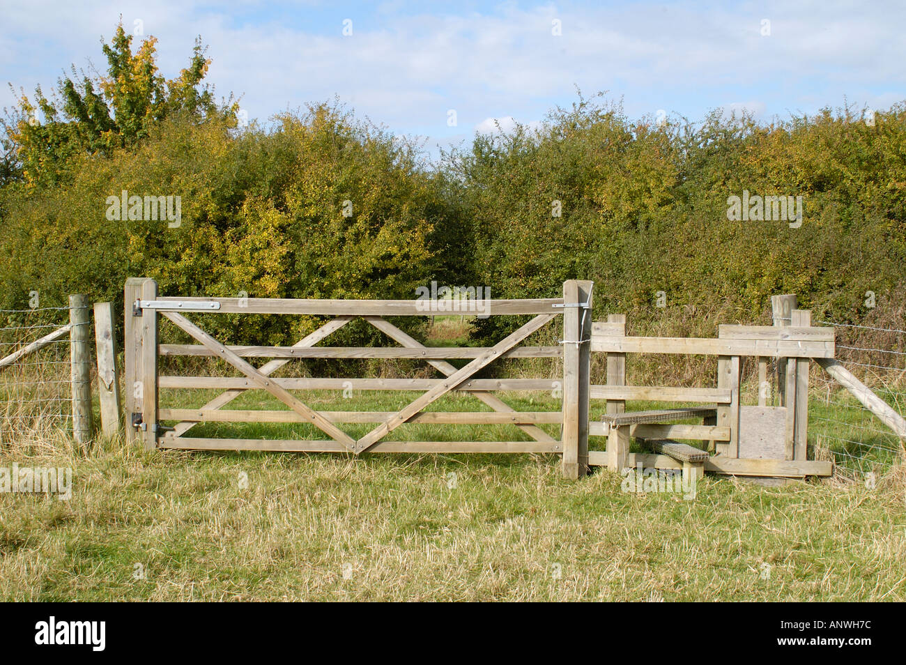 Countryside gate hi-res stock photography and images - Alamy