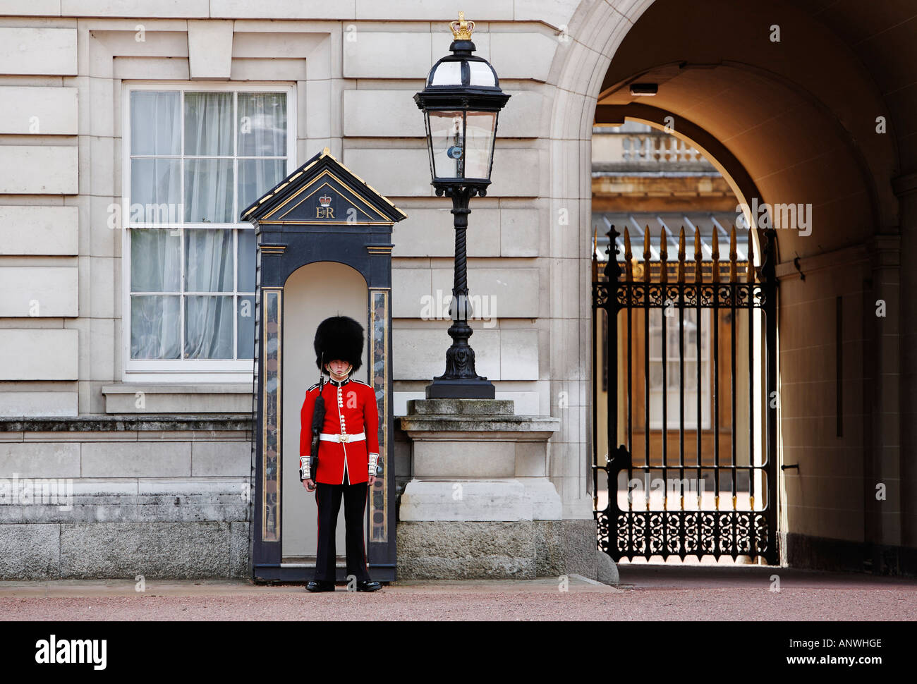 Buckingham palace in london england hi-res stock photography and images ...
