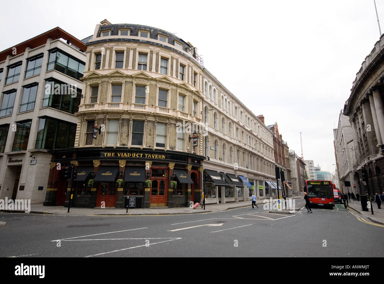 the viaduct tavern near st paul, street and red bus, London Stock Photo ...