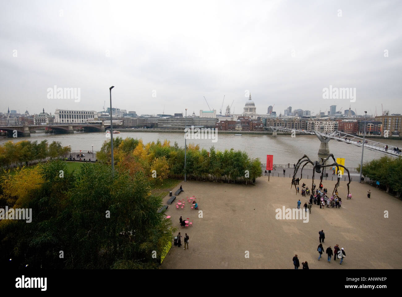 Tate modern spider hi-res stock photography and images - Alamy