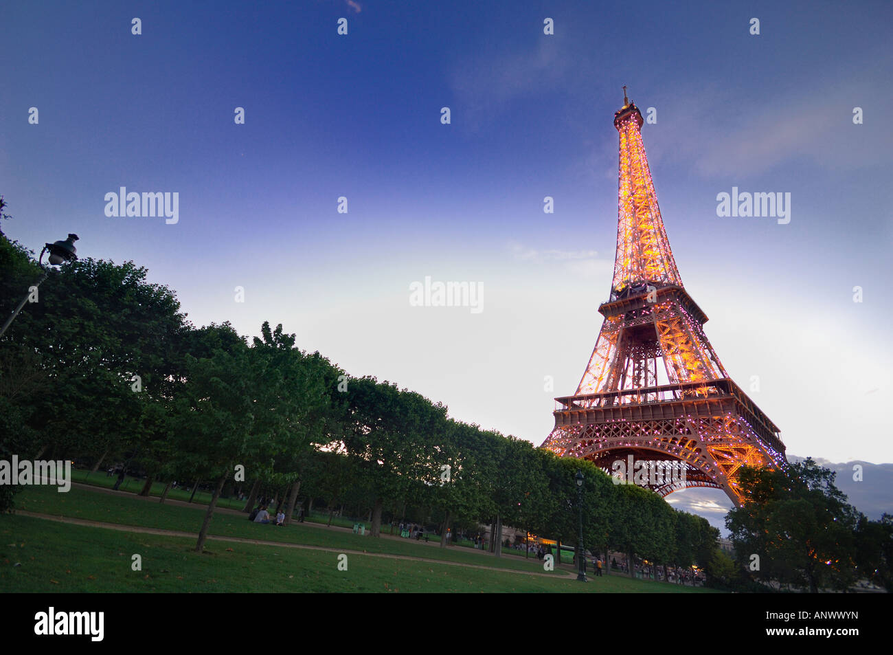 Tour eiffel la nuit hi-res stock photography and images - Alamy