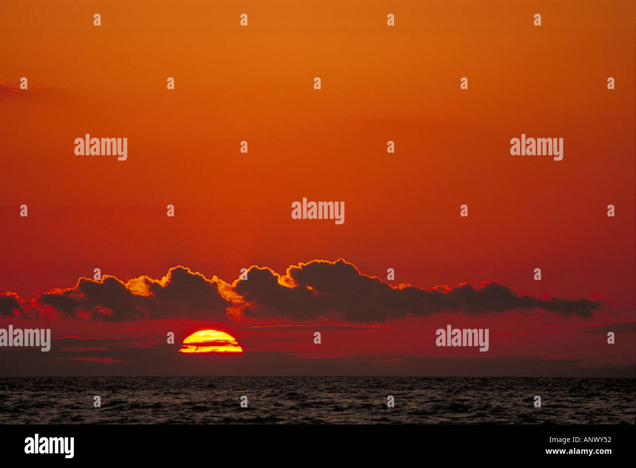 Sun dipping below the horizon hi-res stock photography and images - Alamy