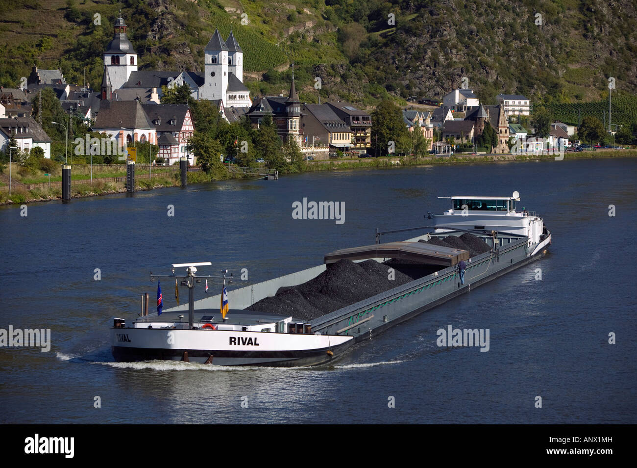 Coal barge hi-res stock photography and images - Alamy